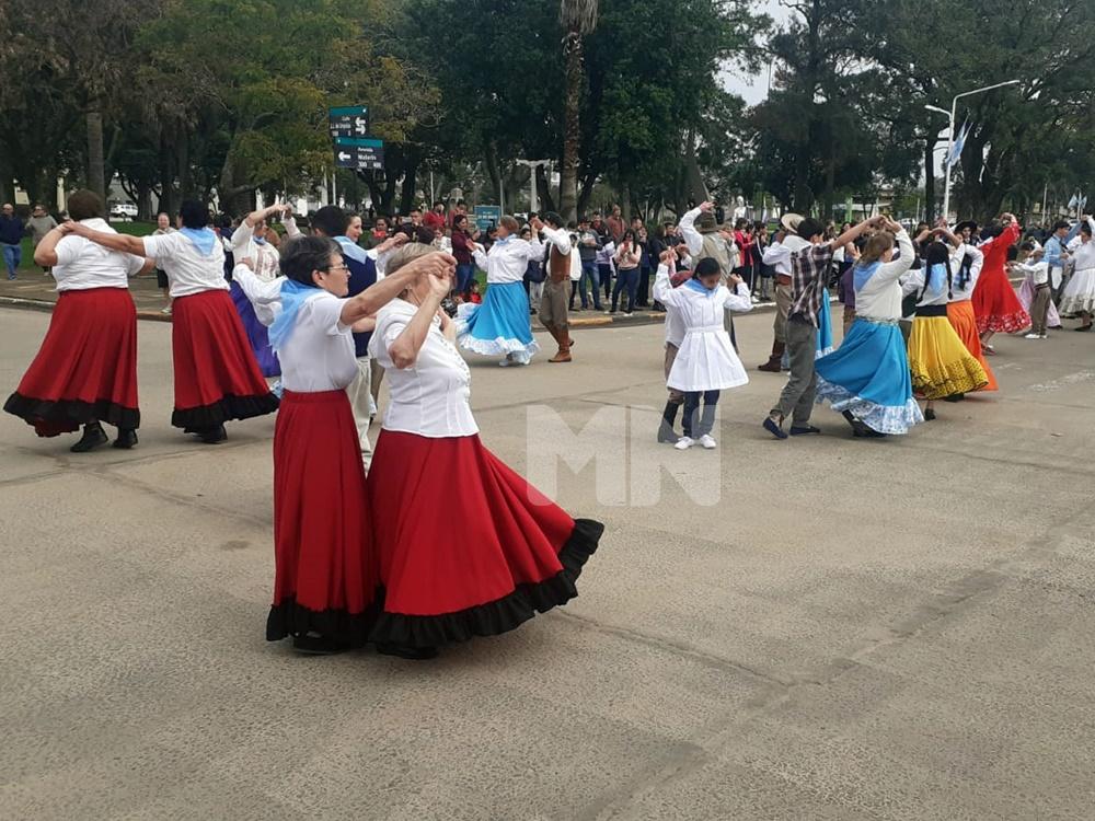 Acto, Pericón y desfile por el 9 de julio en la avenida Malarín ...