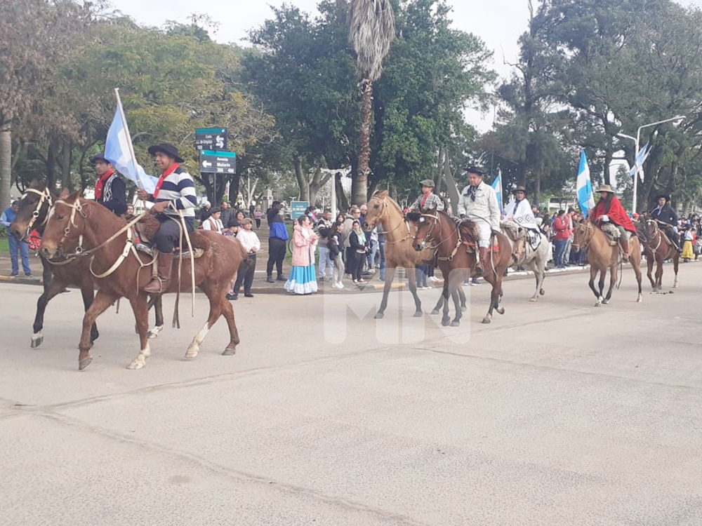 Acto, Pericón y desfile por el 9 de julio en la avenida Malarín ...